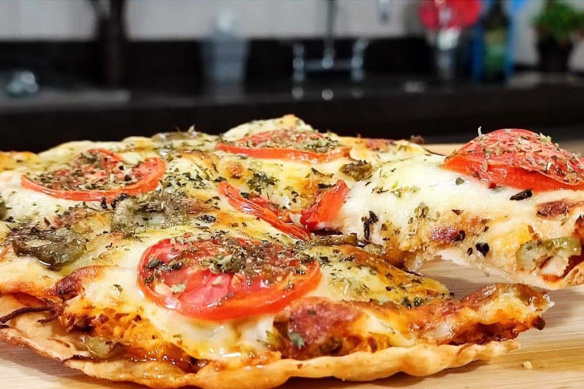 Aprenda como fazer um pizza de minuto que não precisa fazer massa