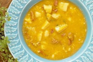 Sopa de inhame cremosa e bem temperadinha para o jantar dos dias mais ...