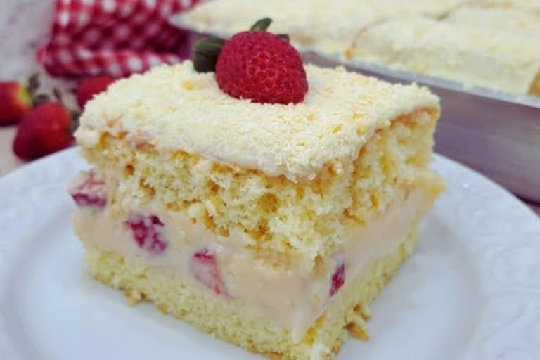 Bolo gelado de morango divino e fácil de fazer para sua festa de ...