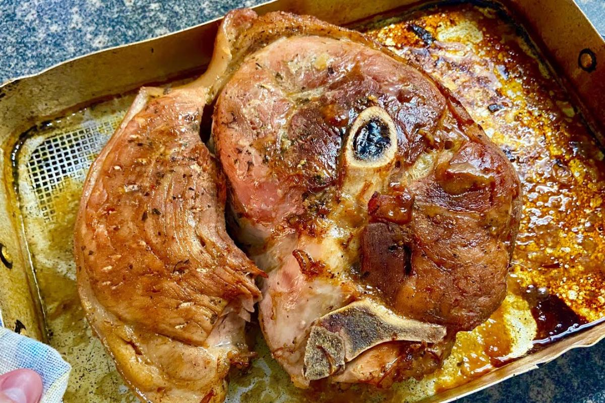 Receita de pernil assado macio e suculento para o almoço de dia dos pais