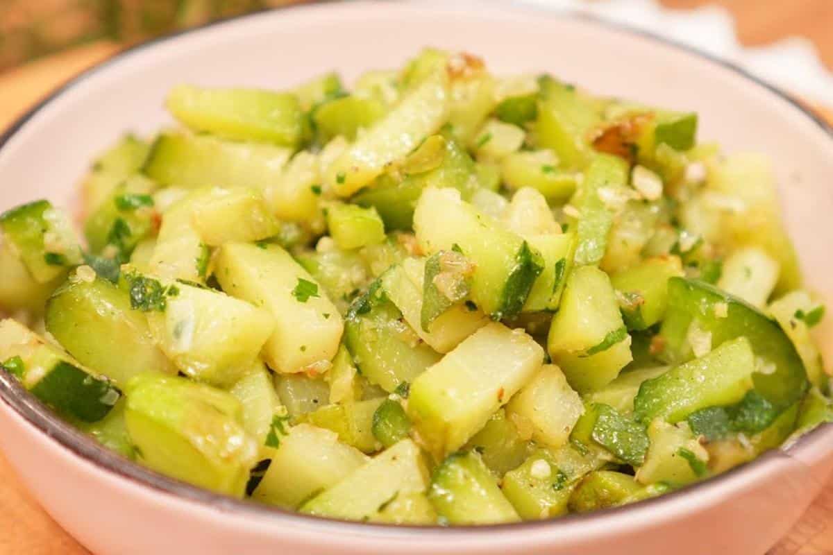 Chuchu refogado que fica saboroso e não desmancha enquanto cozinha