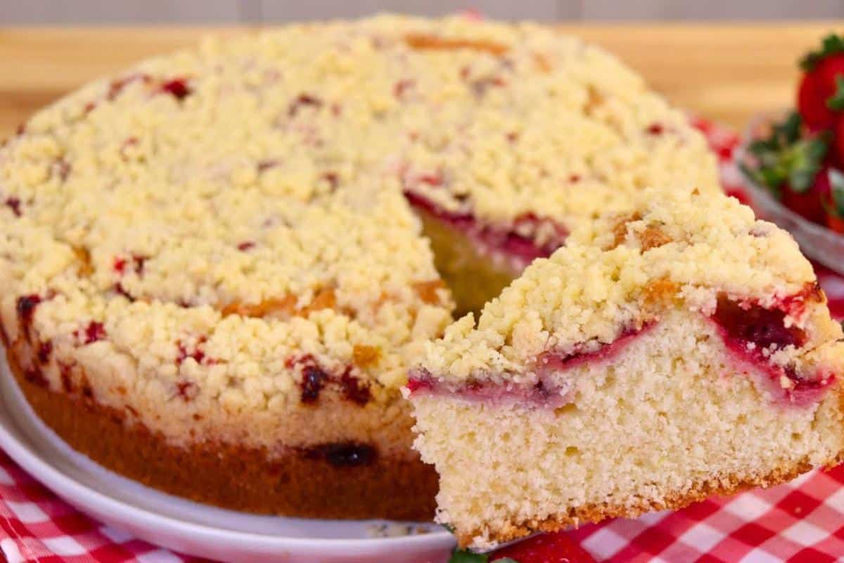 Receita de cuca de morango com farofa crocante e massa bem molhadinha