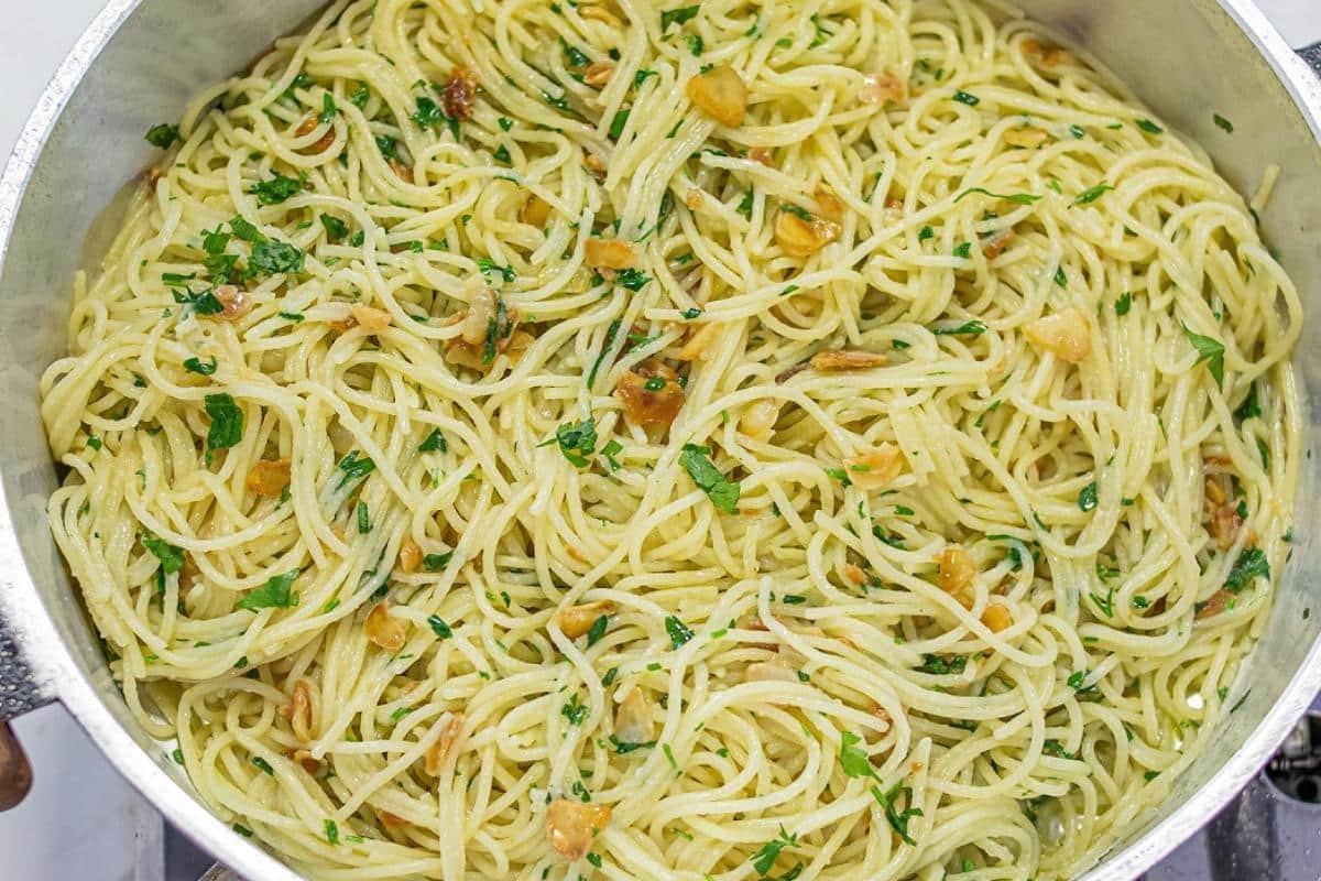 Macarrão alho e óleo cremoso fácil de fazer que parece de buffet de ...