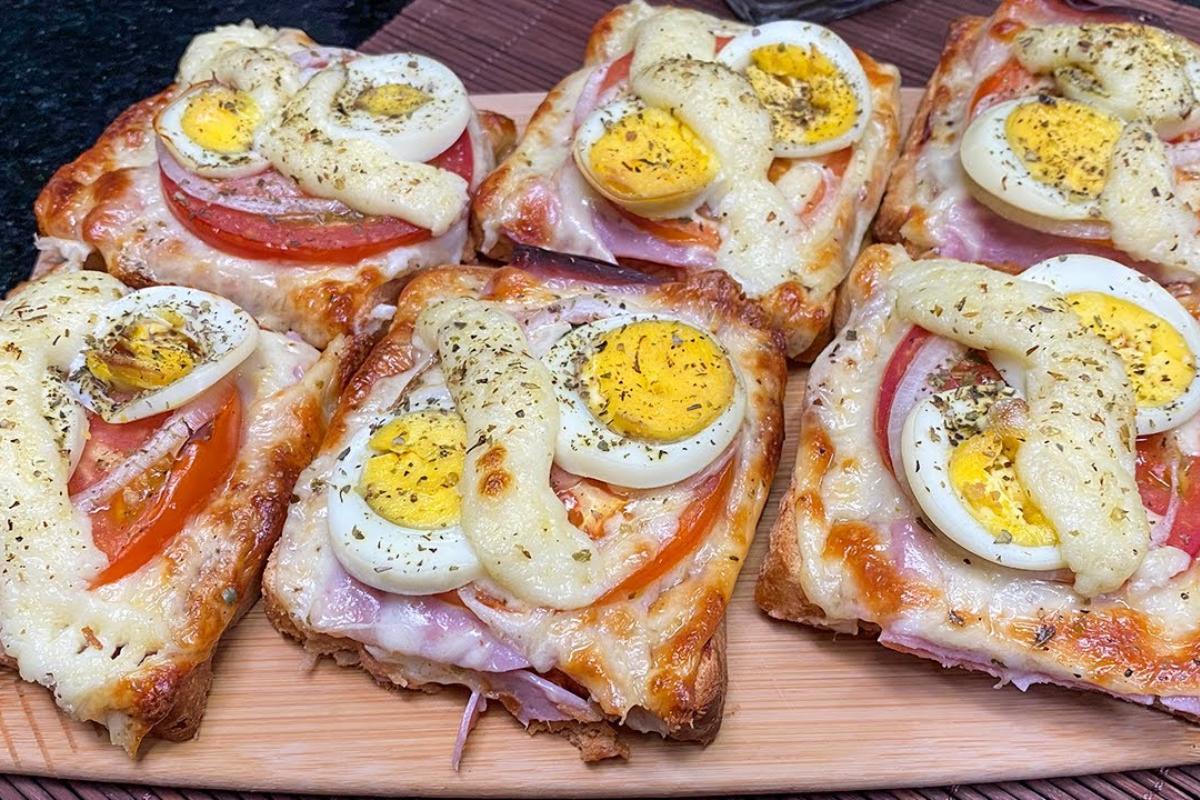 Mini pizza de pão de forma uma opção rápida e barata para o lanche ou ...