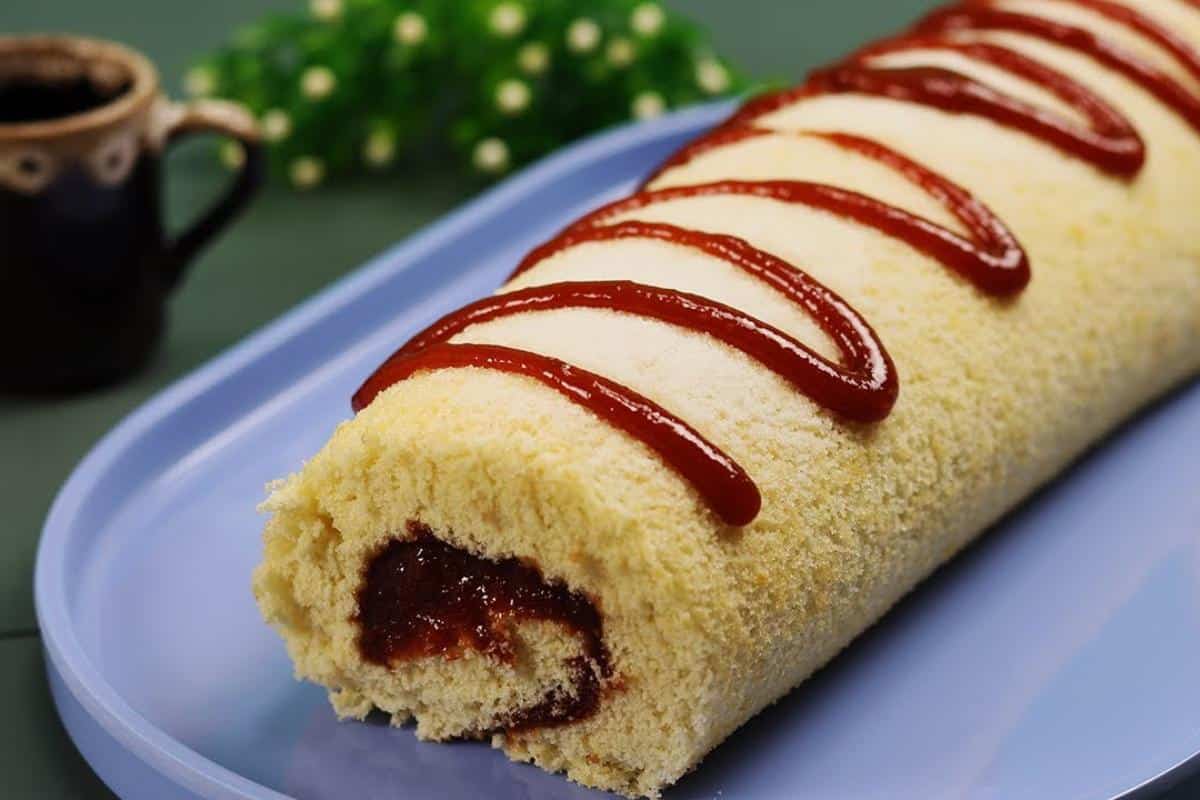 Massa para rocambole de goiabada muito simples e não racha na hora de ...