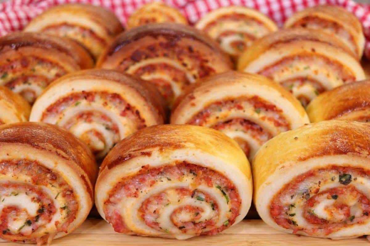 Pão pizza enrolado de padaria com massa especial que é uma delícia