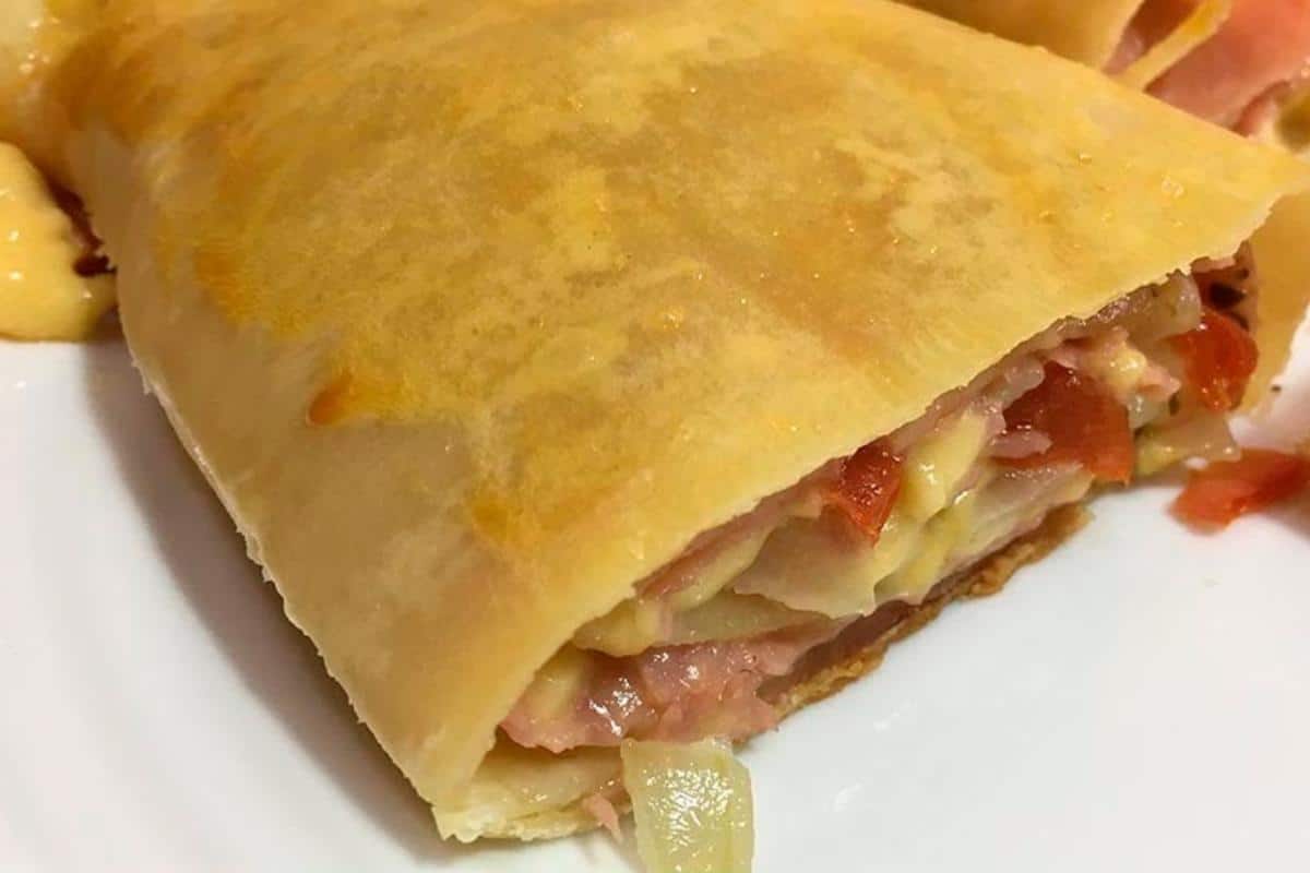 Pastelão de forno com massa especial com recheio de pizza que fica uma ...