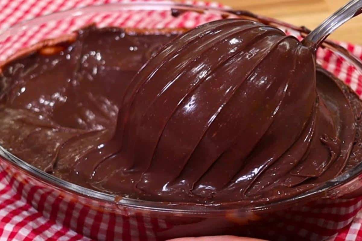 Recheio de chocolate cremoso e estrurado: confeiteira dá todas as dicas ...