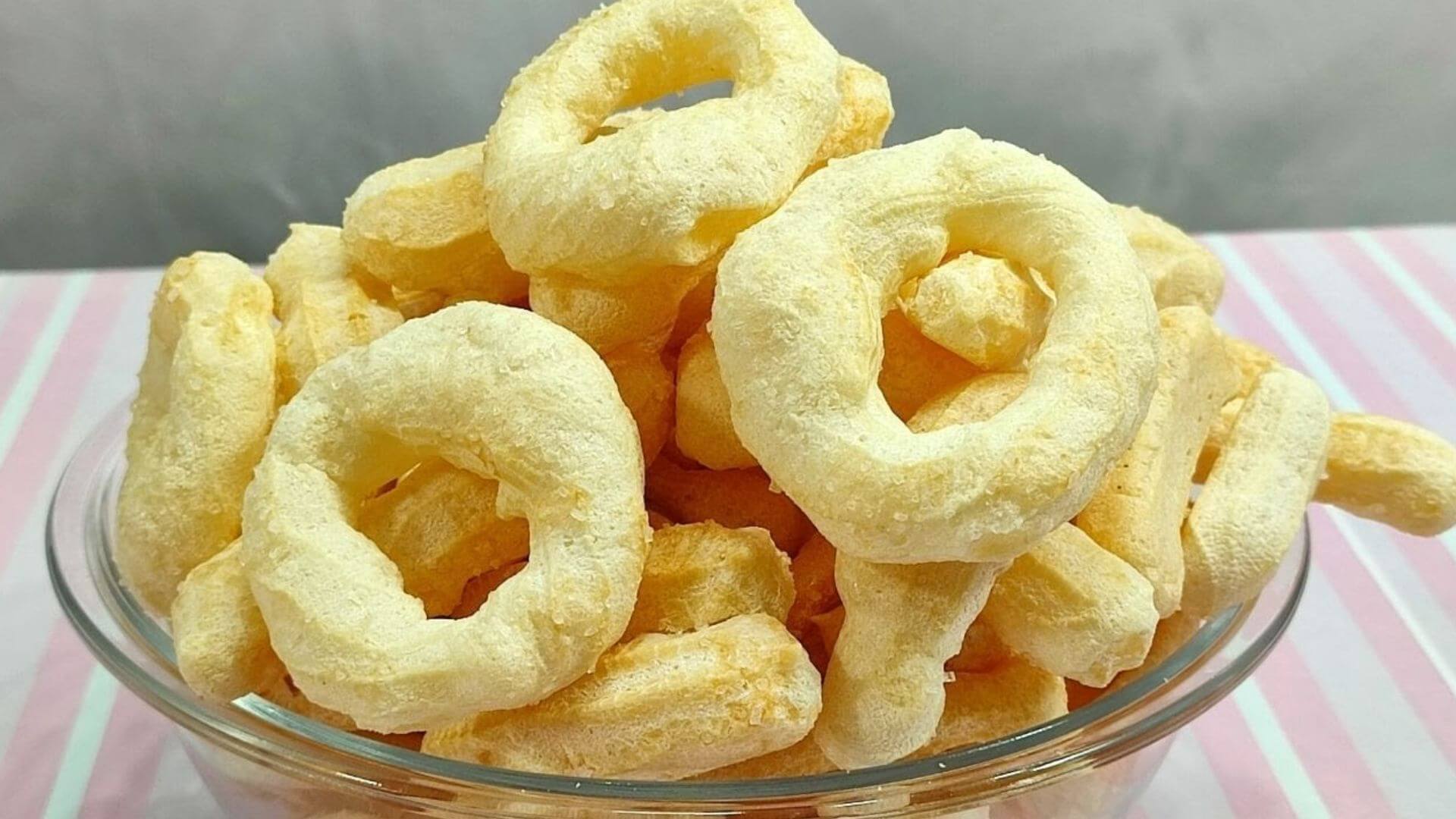 Biscoito de polvilho assado da vovó fica delicioso com uma xícara de ...