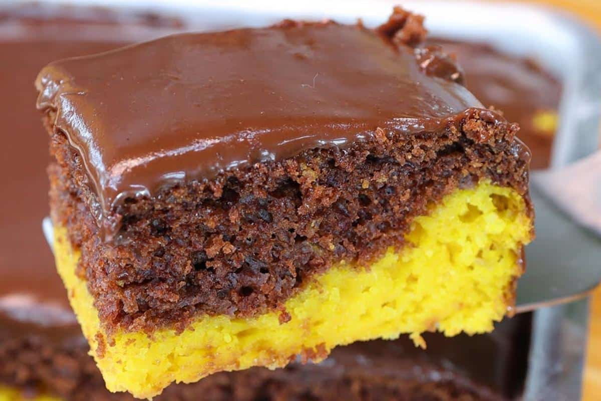 Bolo de cenoura com chocolate tão molhadinho que desmana na boca