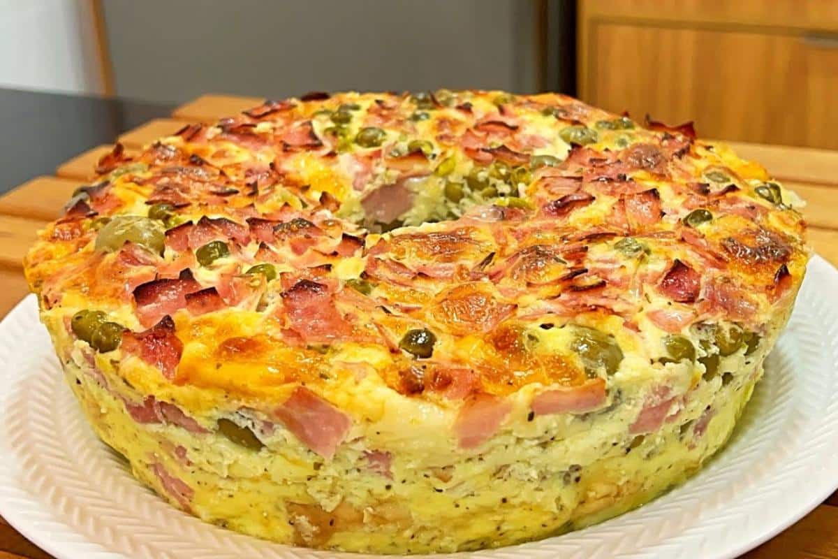 Bolo salgado saboroso e molhadinho para você servir para sua família no ...