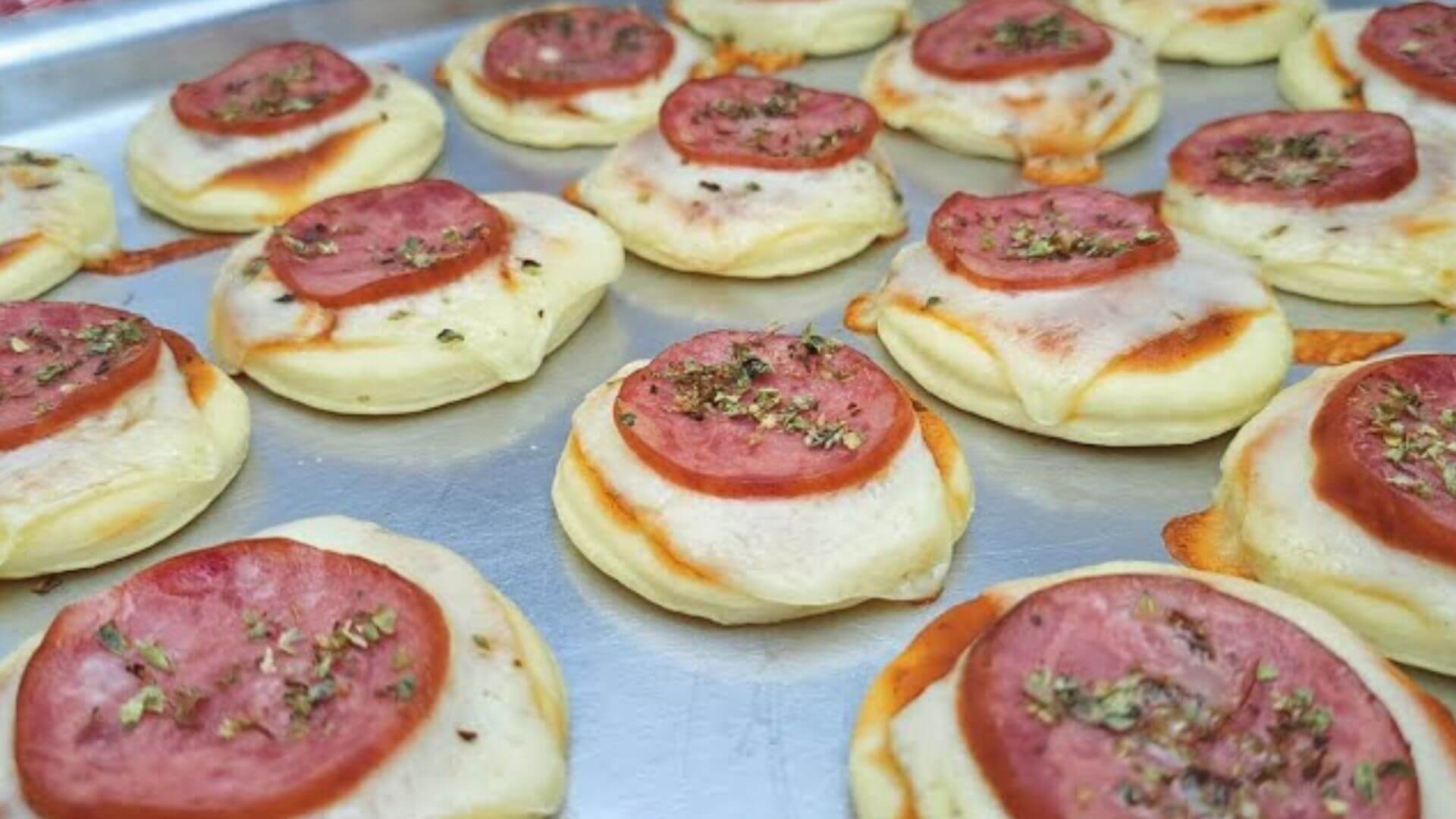 Como fazer massa de mini pizza que não fica dura quando assa no forno