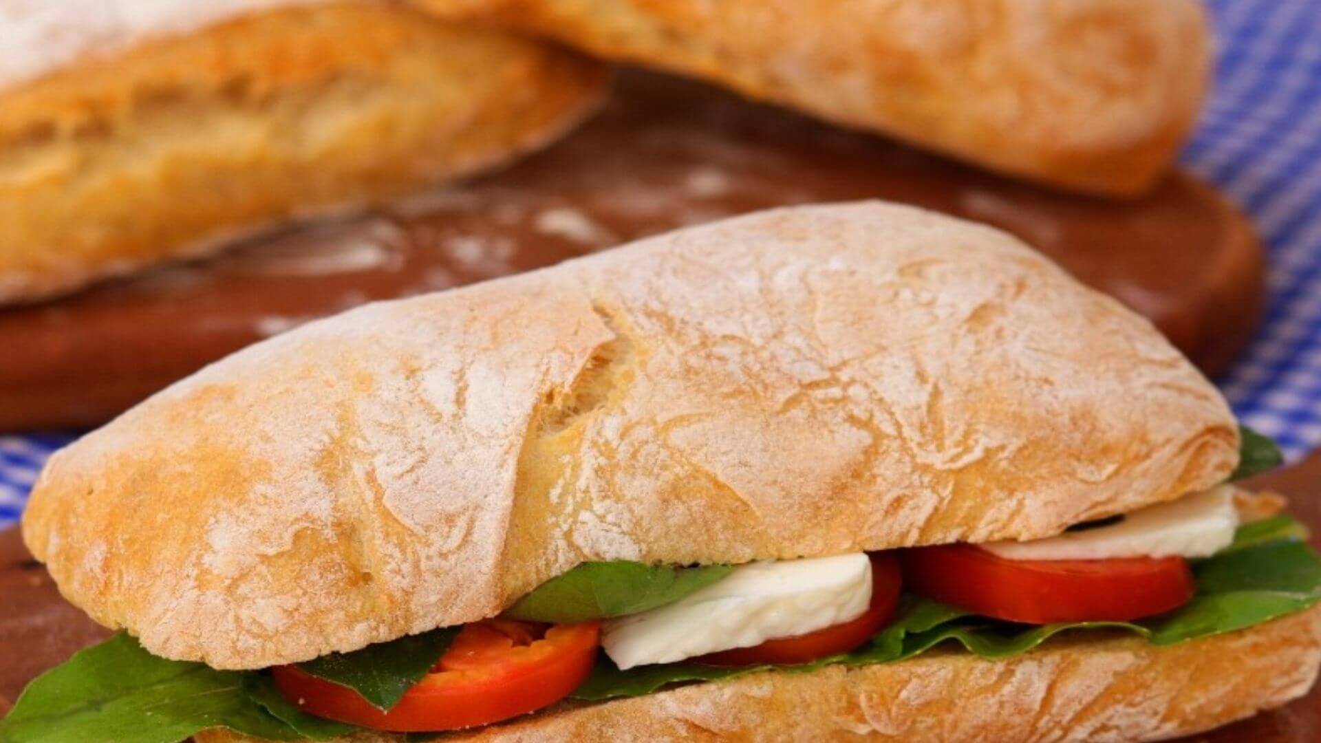 Como fazer pão ciabatta perfeito para acompanhar seu café da manhã ou ...