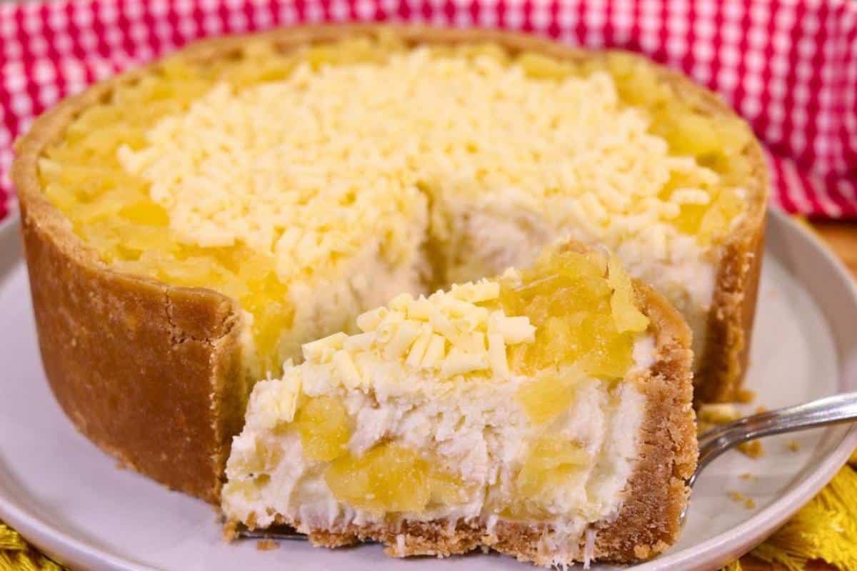 Torta de coco com abacaxi tão gostosa que todo mundo vai te pedir a receita