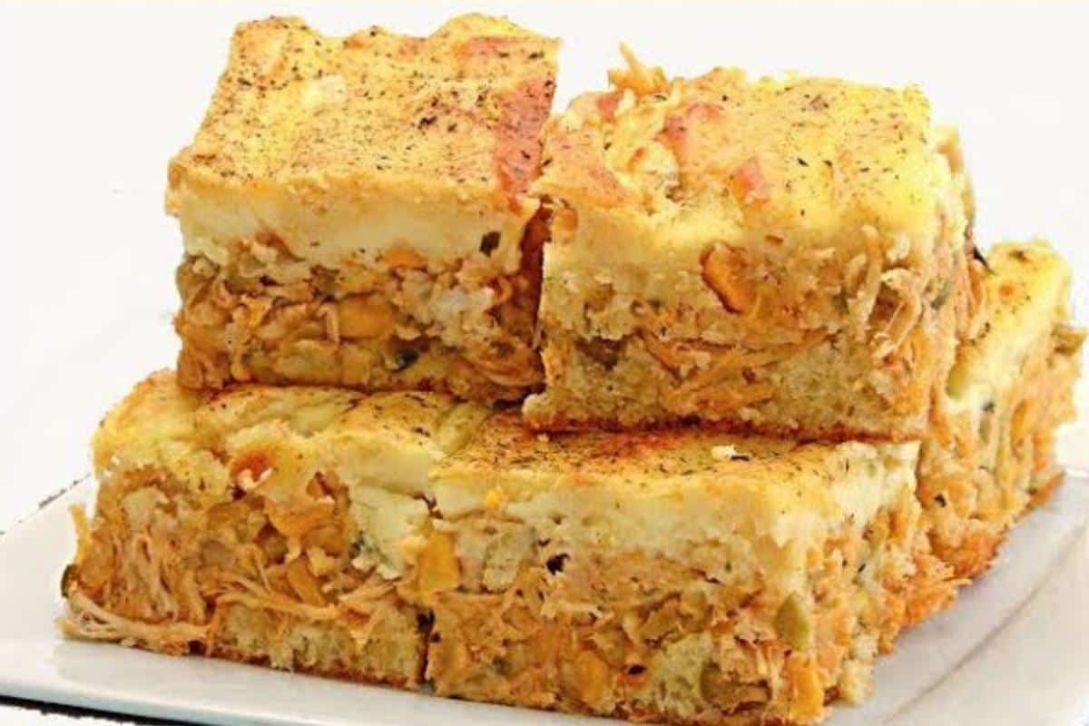 Receita de torta de frango rápida com massa fofinha e recheio suculento