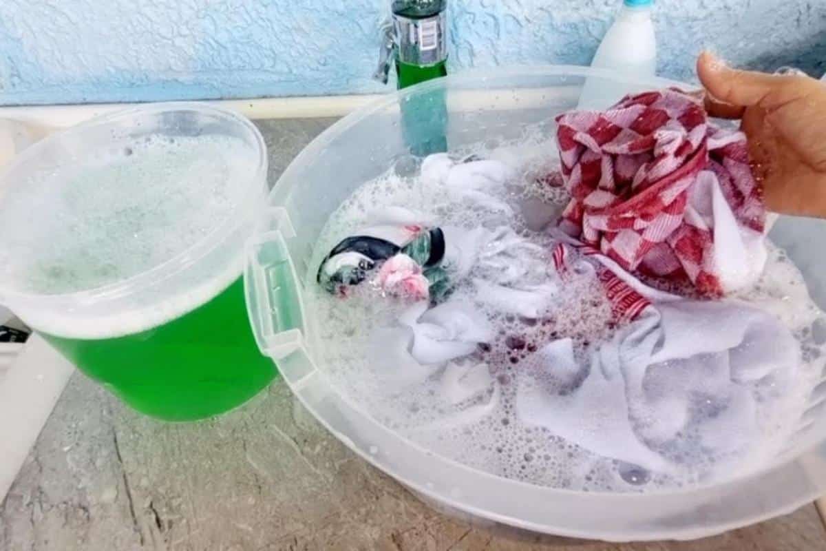 Como branquear roupas sem desbotar em poucos minutos com uma misturinha ...