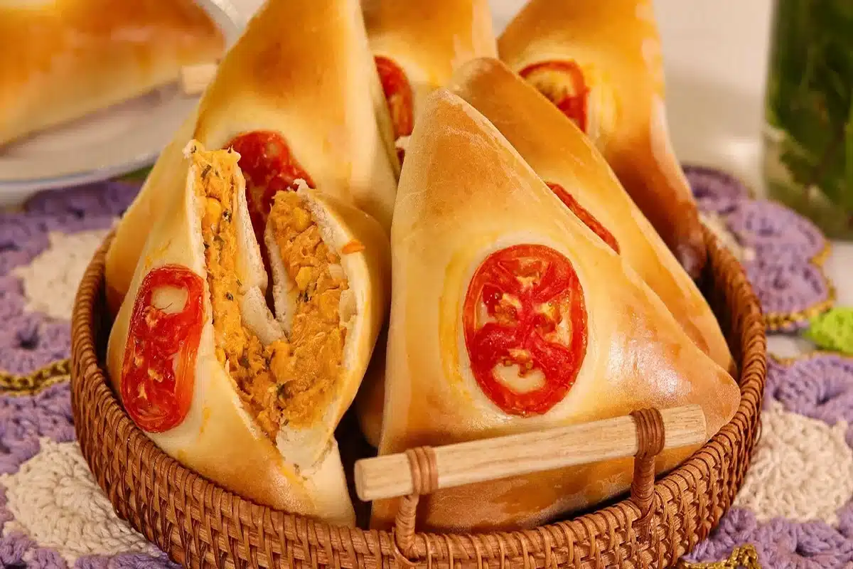 Aprendi a fazer uma esfiha de frango super molhadinha e com uma massa ...