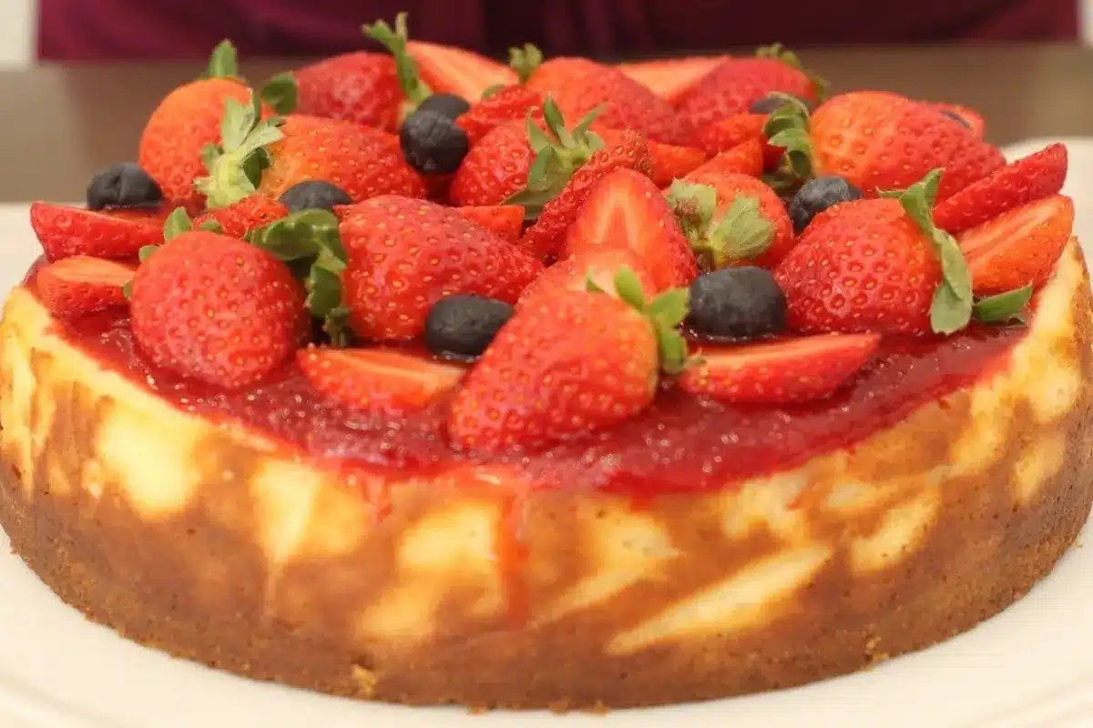Cheesecake de morango de um jeito super fácil para adoçar seu fim de semana