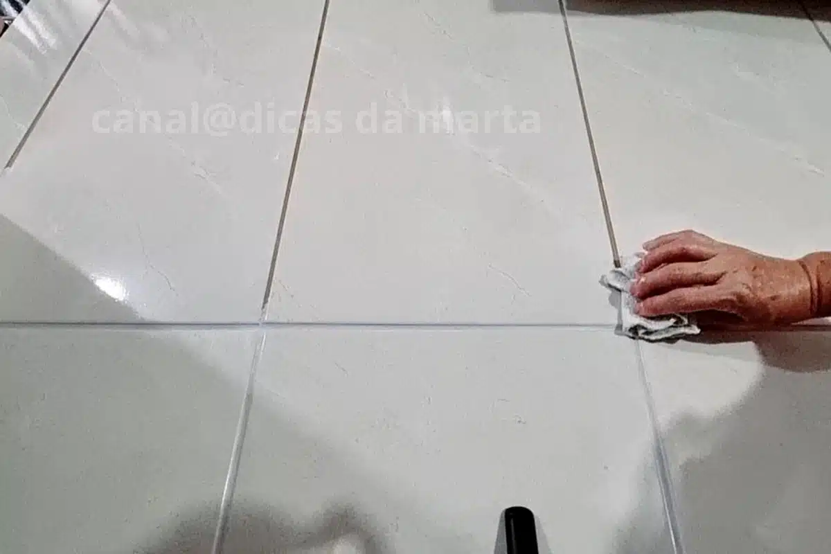 Como limpar rejunte do piso: misturinha tira todo encardido sem fazer ...