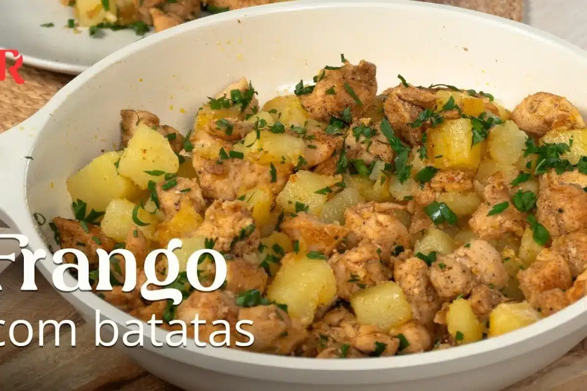 Frango com batatas simples e gostoso: com gosto de comida de mãe
