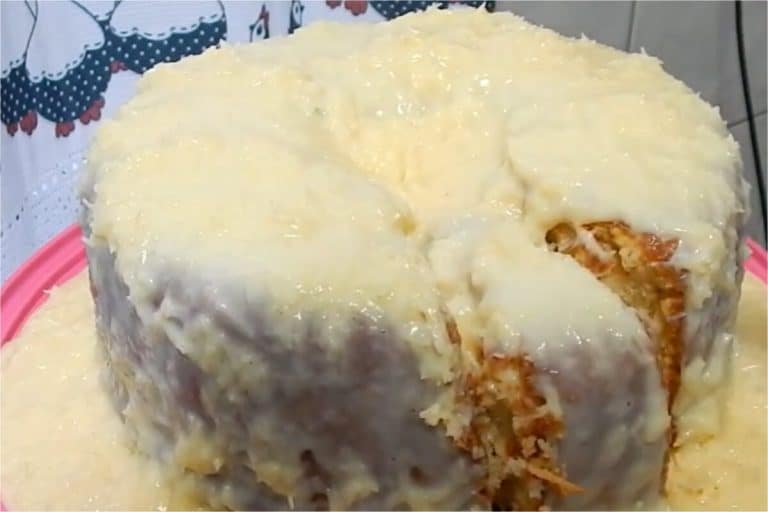 Bolo vulcão de coco que dá água na boca só de olhar de tão irresistível