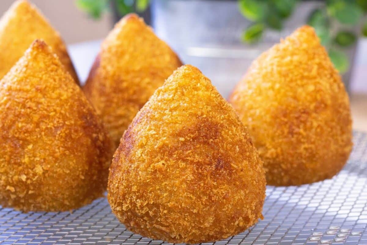 Receita de coxinha cremosa e crocante por fora com um segredo para não ...