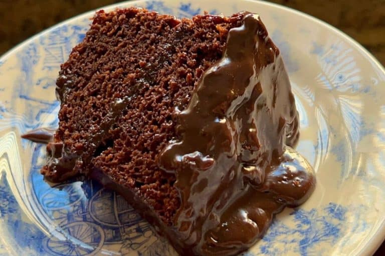 Bolo de chocolate recheado e com cobertura: aquele que acaba rapidinho ...