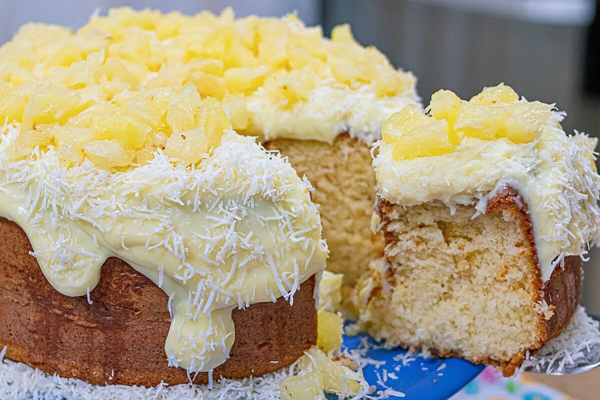 Bolo caseirinho de abacaxi com calda caramelizada e massa fofinha