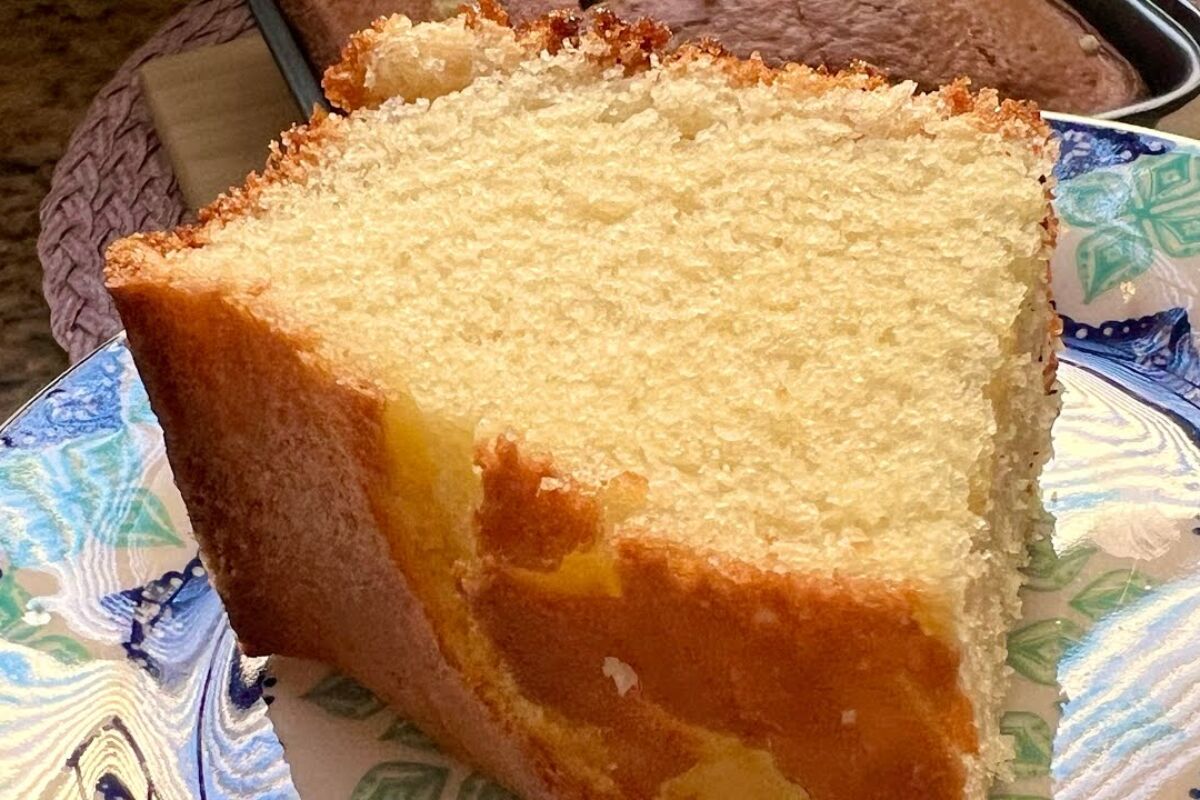 Bolo caseiro simples que fica fofinho e combina demais com um cafezinho ...