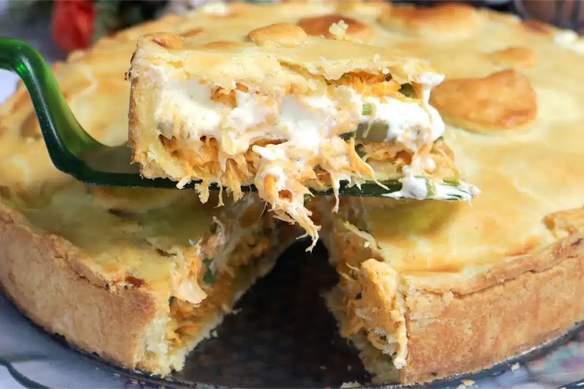 Receita de empadão de frango: com massa bem molinha e recheio super cremoso