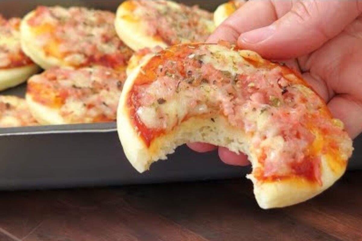 Massa de mini pizza fofinha e fácil de fazer que não resseca no forno