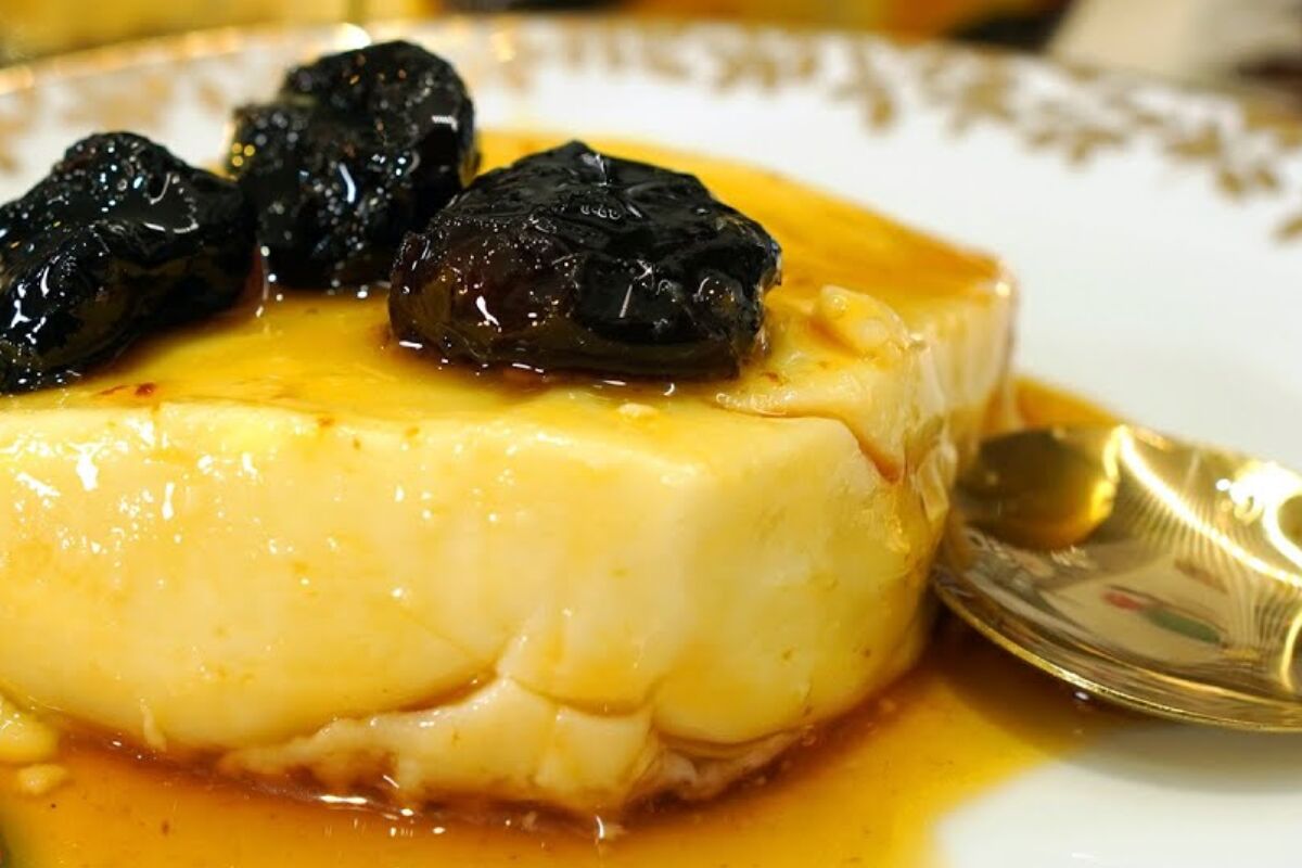 Manjar de coco tradicional com calda de ameixas, cremosão e de fácil ...