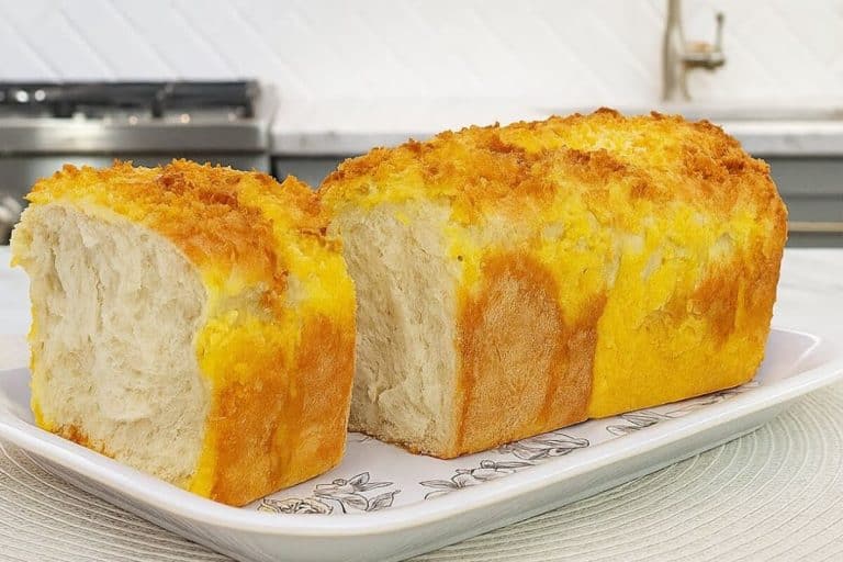 Pão doce com coco fofinho e muito gostoso para seu café da manhã ou da ...