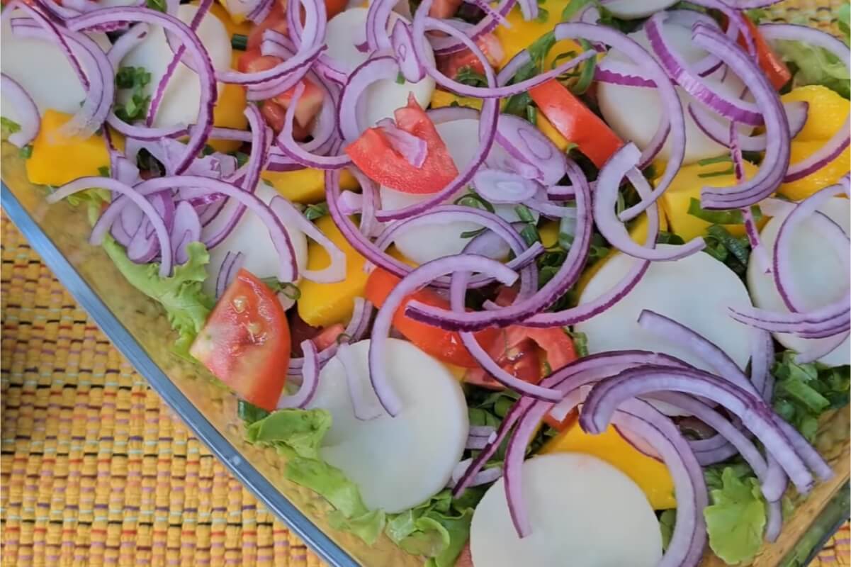 Salada tropical diferente com molho especial super completa e você ...