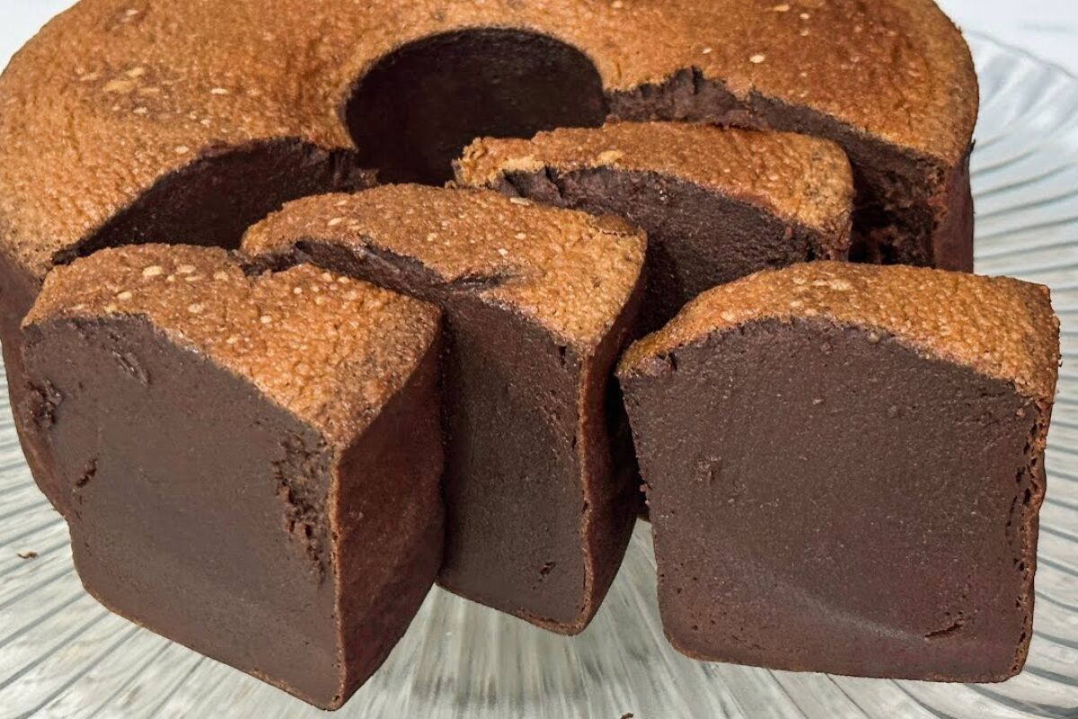 Bolo mole de chocolate com sabor intenso e cremosidade de pudim