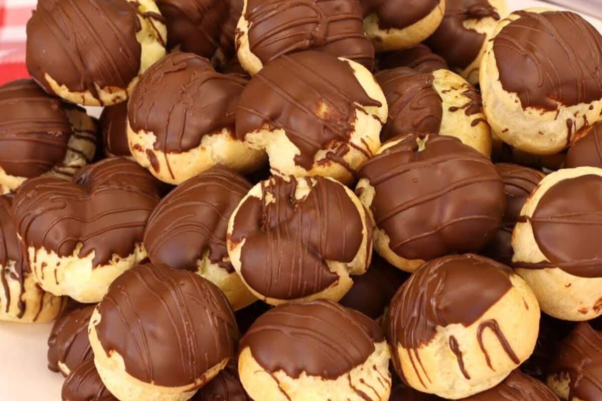 Carolinas recheadas com creme bem docinhas, parecem doce de padaria e ...