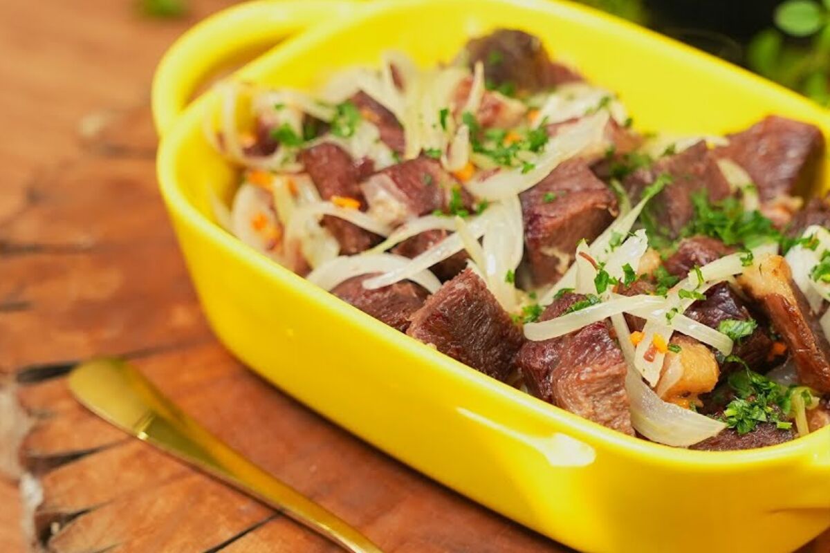 Charque acebolado rústico e cheio de sabor, receita com cara de comida ...