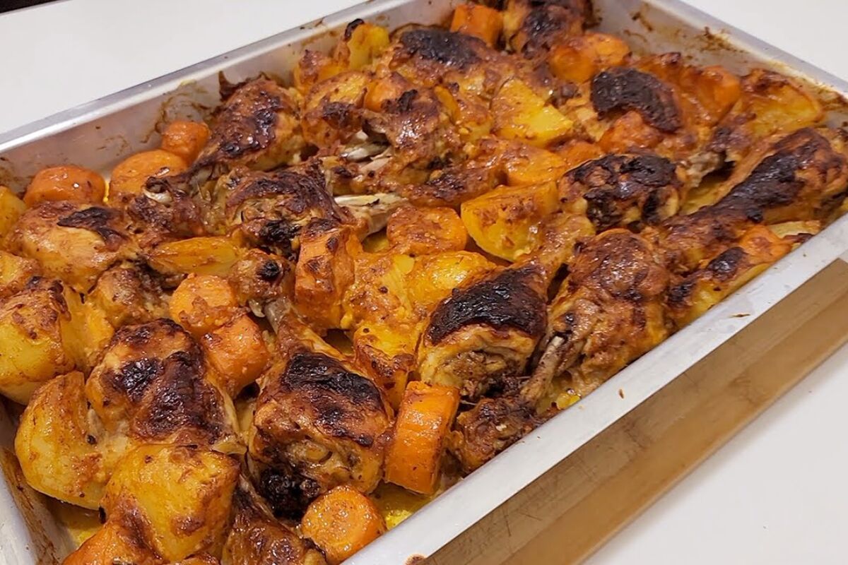 Frango assado com batata fácil para o almoço de domingo com a família