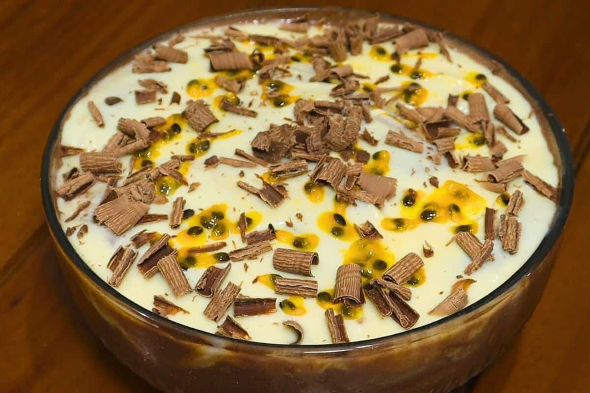 Pavê de chocolate com maracujá cremoso e refrescante, uma combinação ...