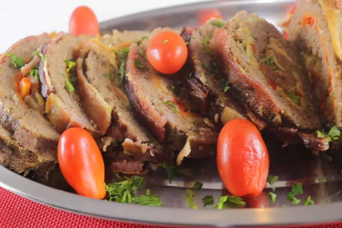 Rocambole de carne moída recheado e suculento, fácil de fazer para seu ...