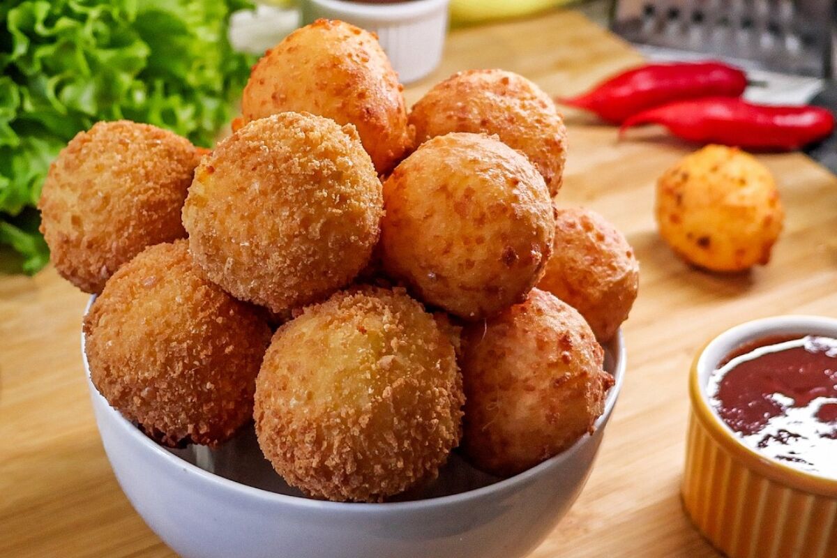 Bolinho de queijo empanado romeu e julieta: salgado com calda de ...