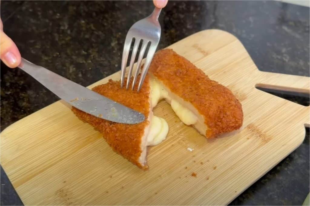 Frango à milanesa recheado sequinho: crocante e suculento que impressiona