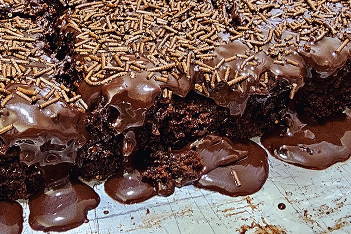 Bolo nega maluca de chocolate fofinho que derrete na boca e todo mundo ...