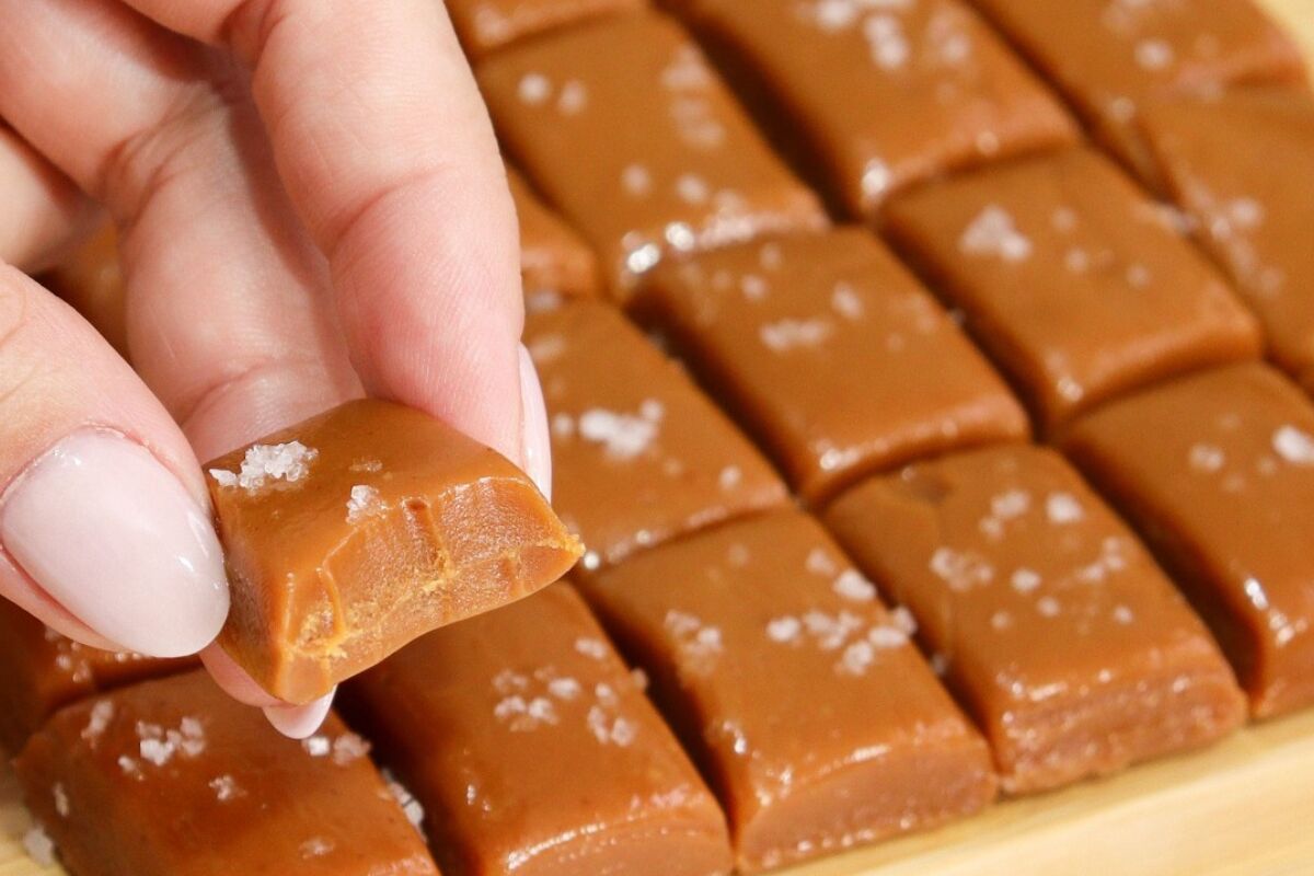 Bala de caramelo macia e cremosa que derrete e não vontade de parar de ...