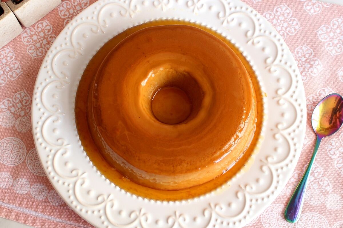 Pudim de doce de leite feito na panela que fica cremoso, lisinho e com ...