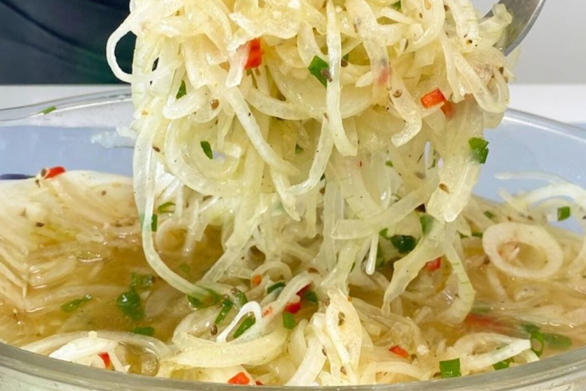 Salada de cebola no vinagre que combina com qualquer churrasco e fica ...