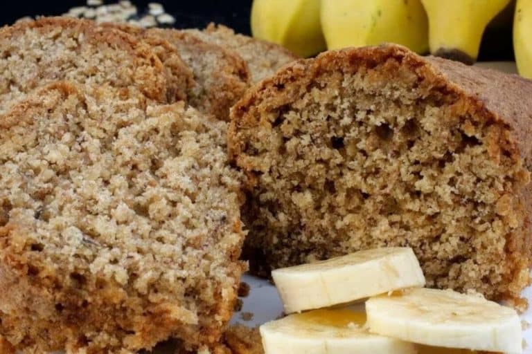 Bolo sem farinha feito com aveia e banana, sem lactose, glúten e açúcar