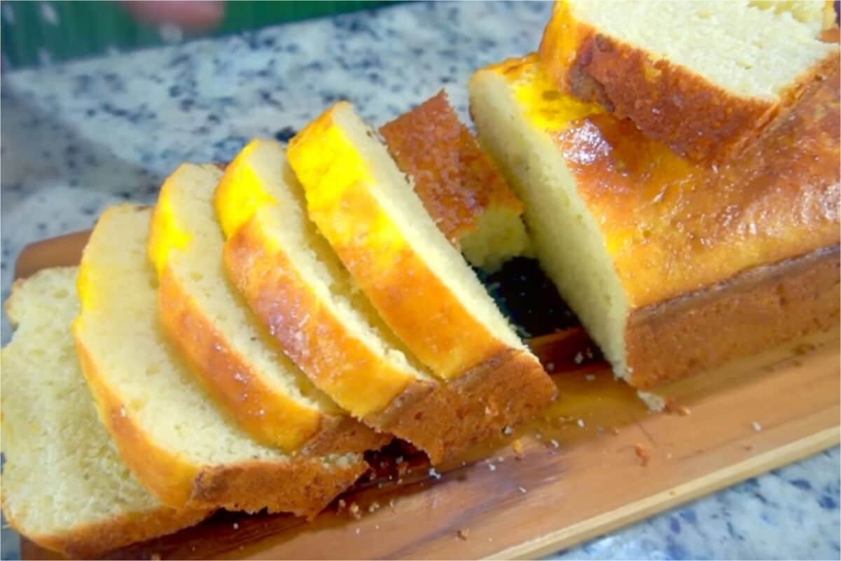 Pão de forma caseiro fofinho e fácil de fazer, ideal para o café da ...