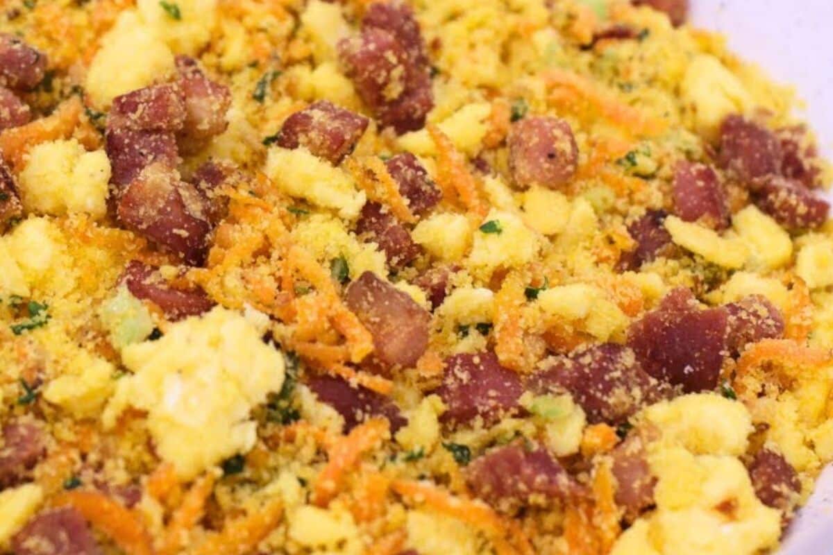 Farofa com bacon e calabresa: farofa incrível, deliciosa e fácil ...
