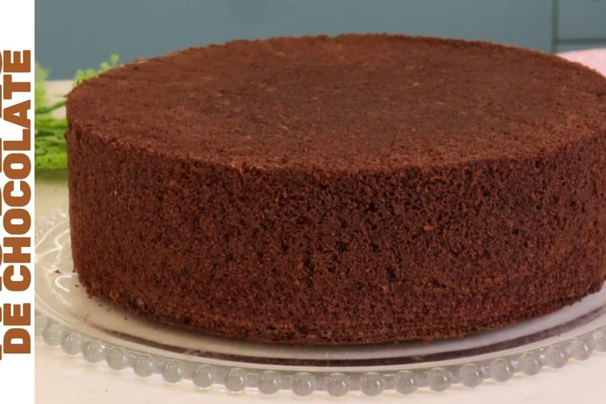 Pão de ló de chocolate perfeito: enorme, estruturado e super econômico